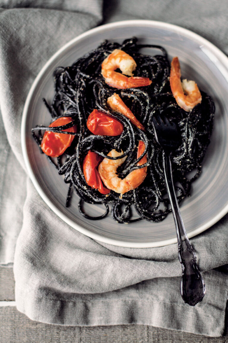 Chitarrine al nero di seppia con gamberi piccanti e pesto di mandorle ...